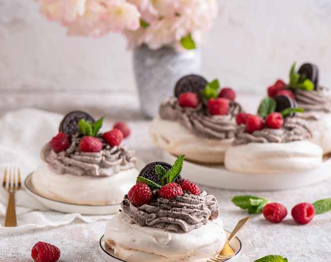 Mini bezy Pavlova z kremem Oreo® i malinami - Cookidoo™– the official Thermomix® recipe platform